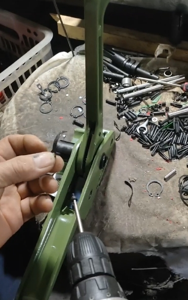 How to change the spare parts of the strapping tool tensioner