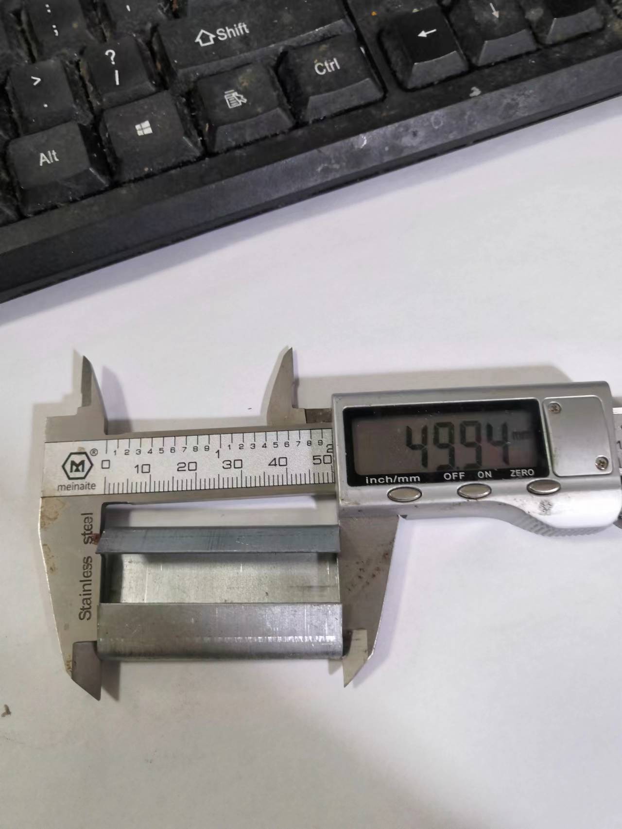 Make the Open Flange steel strapping seals (video)